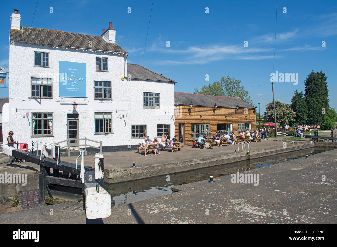 The Waterside Inn and Mountsorrel Lock on the River Soar ...