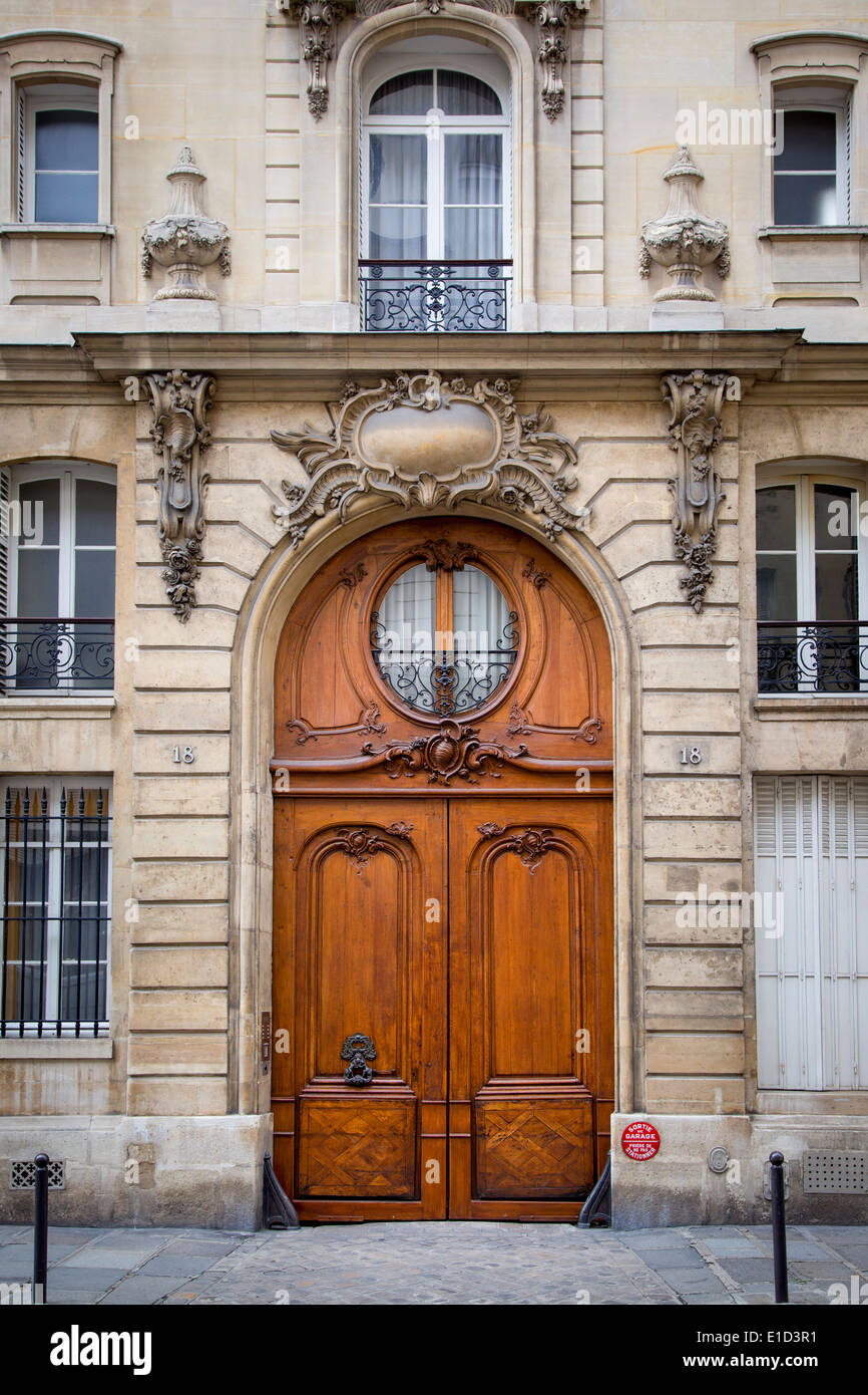 Arched french doors hi-res stock photography and images - Alamy