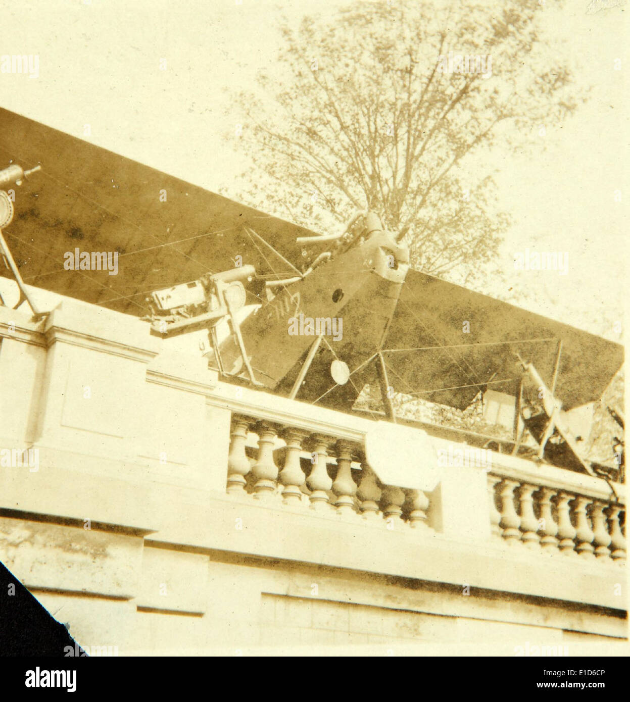 This image features the Hannover CL.IIIa, a German World War I ground ...