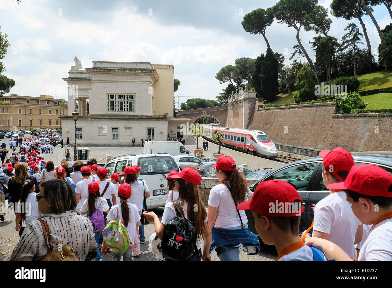 Vatican City. 31st May, 2014. Pope Francis meet the children of Neaples ...
