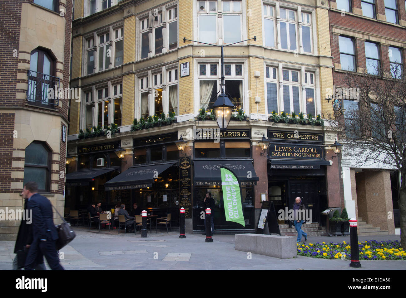 The monument pub hi-res stock photography and images - Alamy