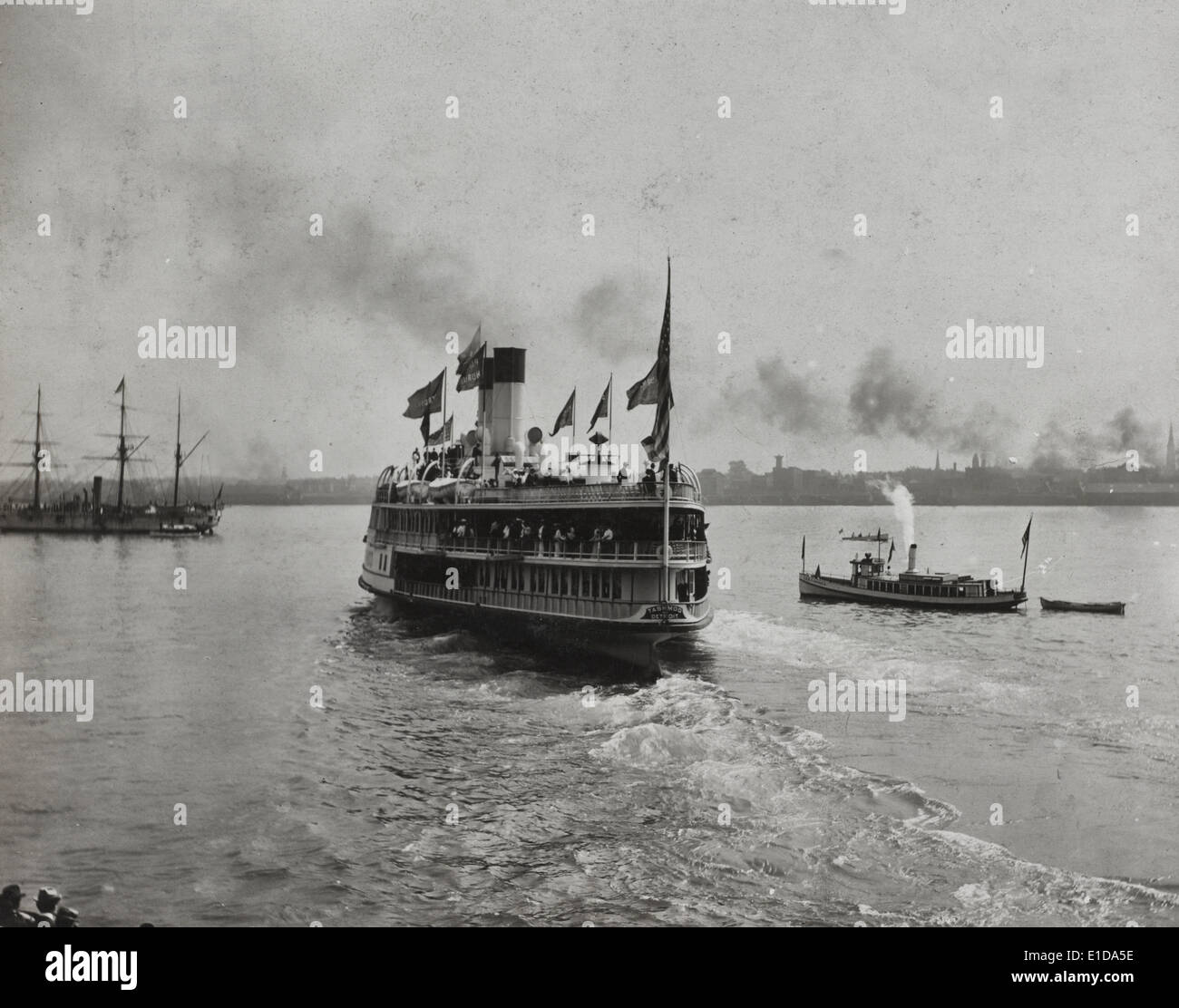 Gunboat gun hi-res stock photography and images - Alamy