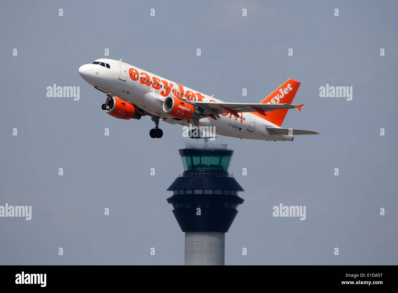 Easyjet Airbus A320 taking off Stock Photo - Alamy