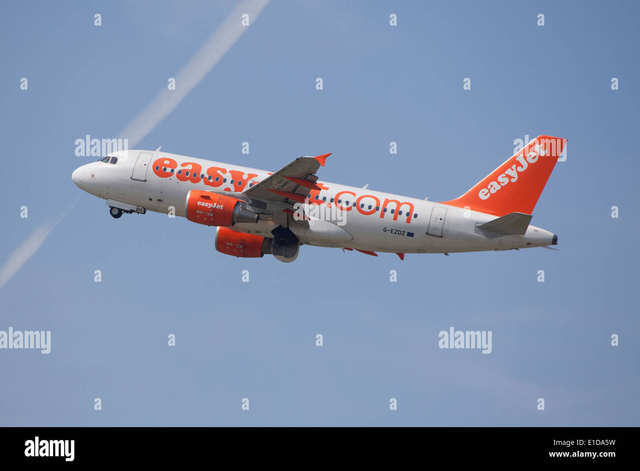 Easyjet Airbus A320 taking off Stock Photo - Alamy
