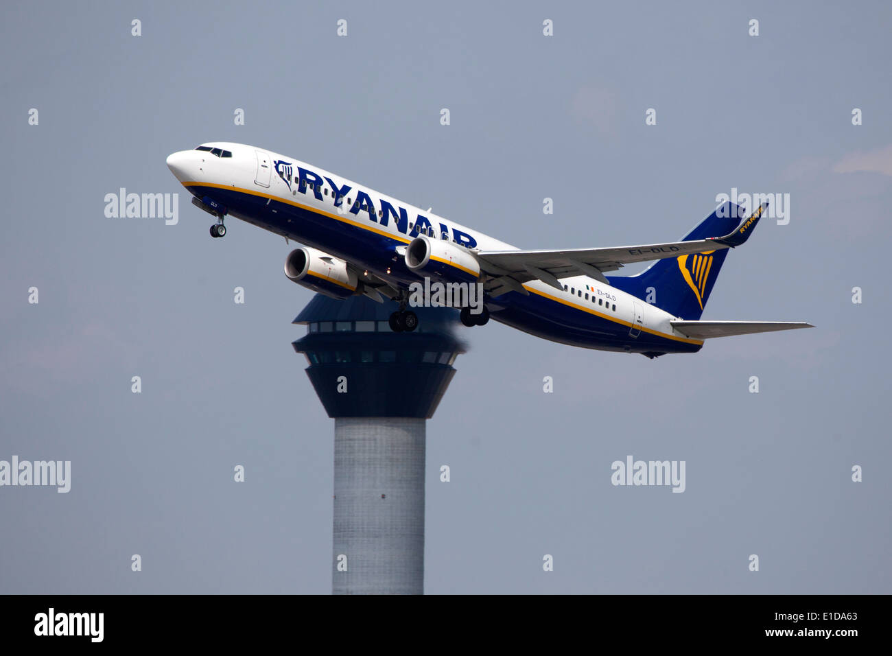 Ryanair Boeing 737 800 taking off Stock Photo - Alamy