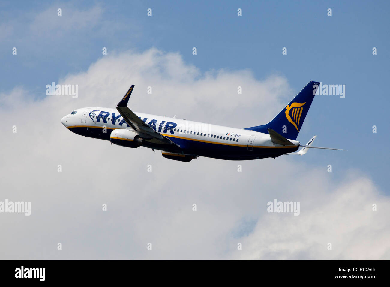Ryanair Boeing 737 800 taking off Stock Photo - Alamy