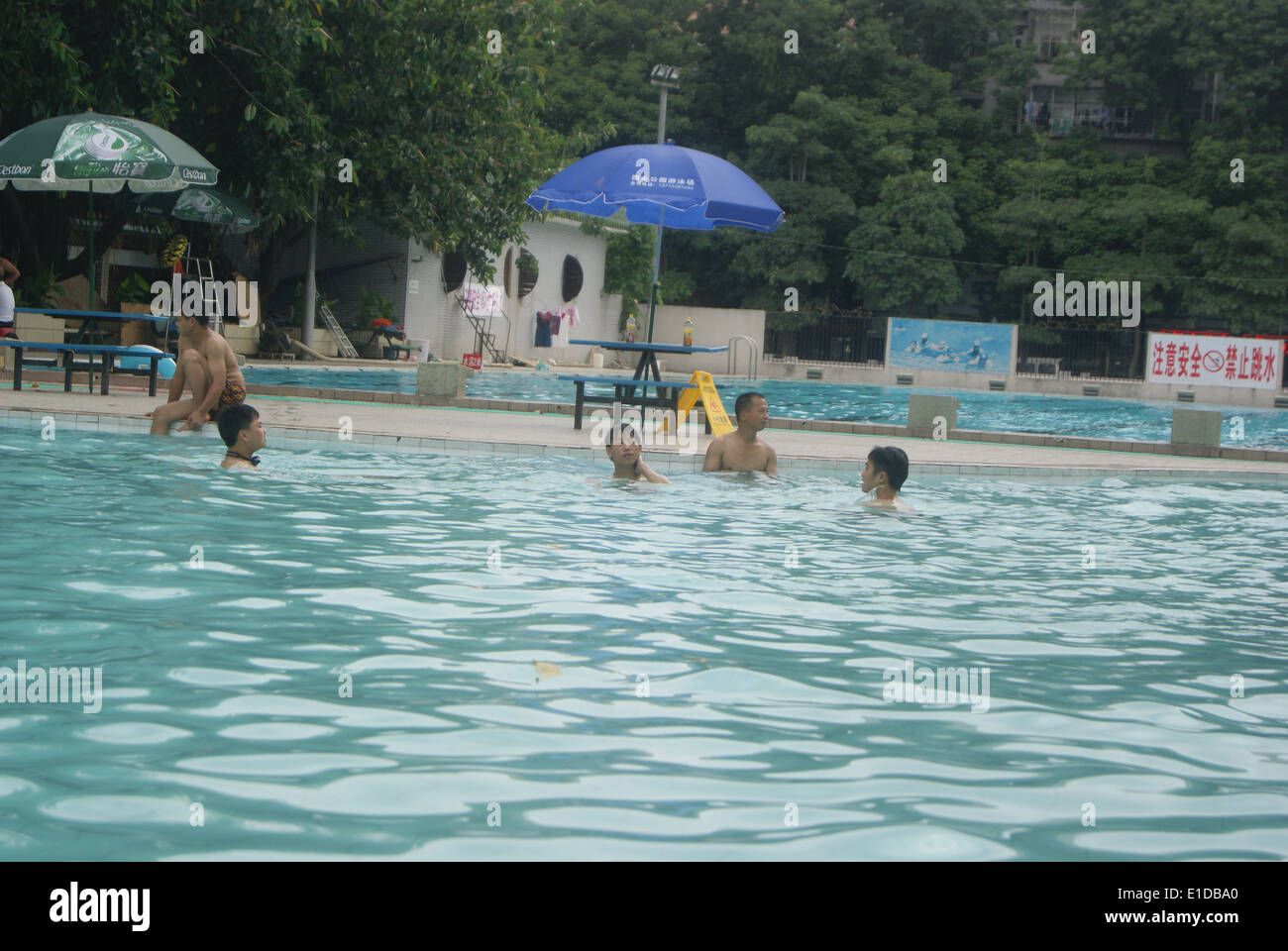 People by the pool hi-res stock photography and images - Alamy