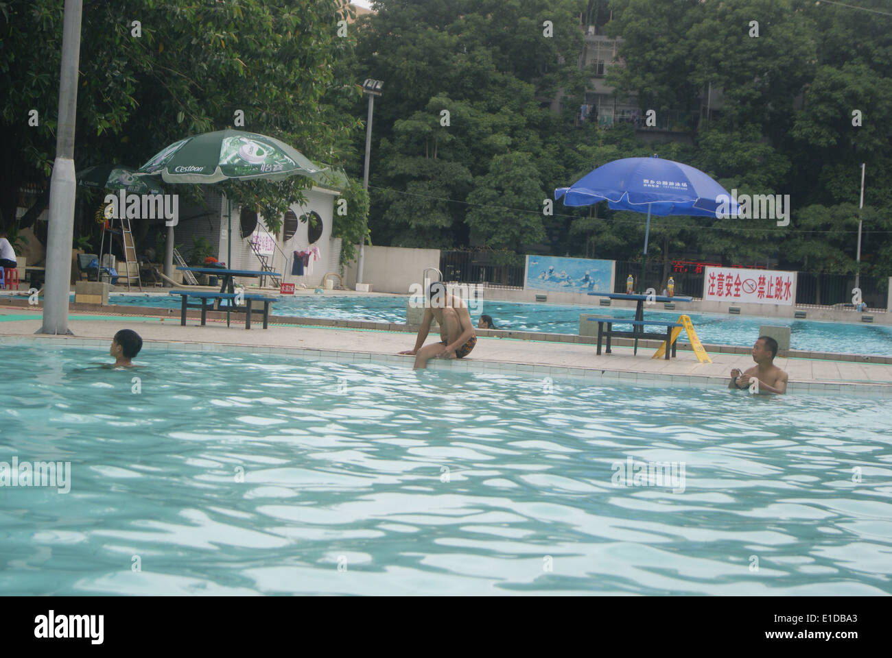People in the swimming pool to swim Stock Photo - Alamy