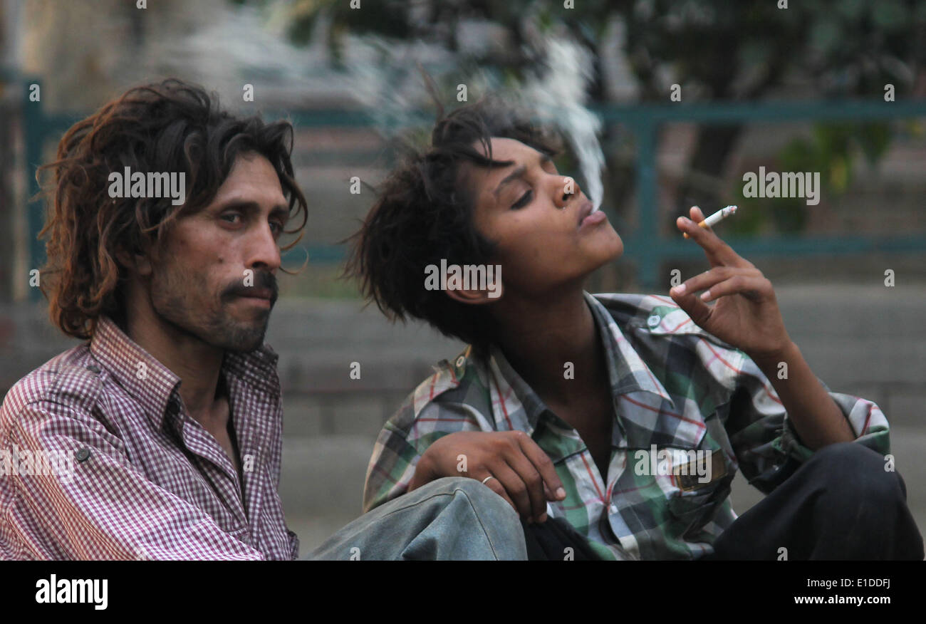 Lahore, Pakistan. 31st May, 2014. Pakistani addicted boy oblivious ...