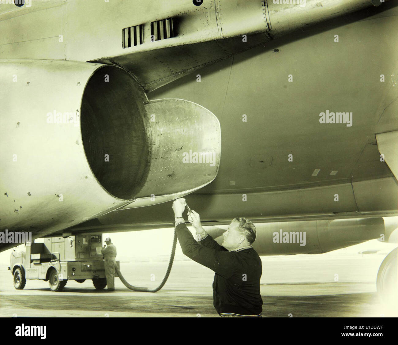 707 passenger jet in flight hi-res stock photography and images - Alamy