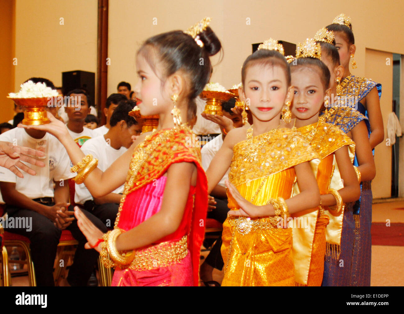 Phnom Penh, Cambodia. 1st June, 2014. Children perform a blessing dance ...