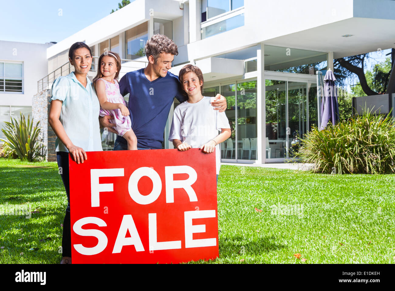 Family in big house hi-res stock photography and images - Alamy