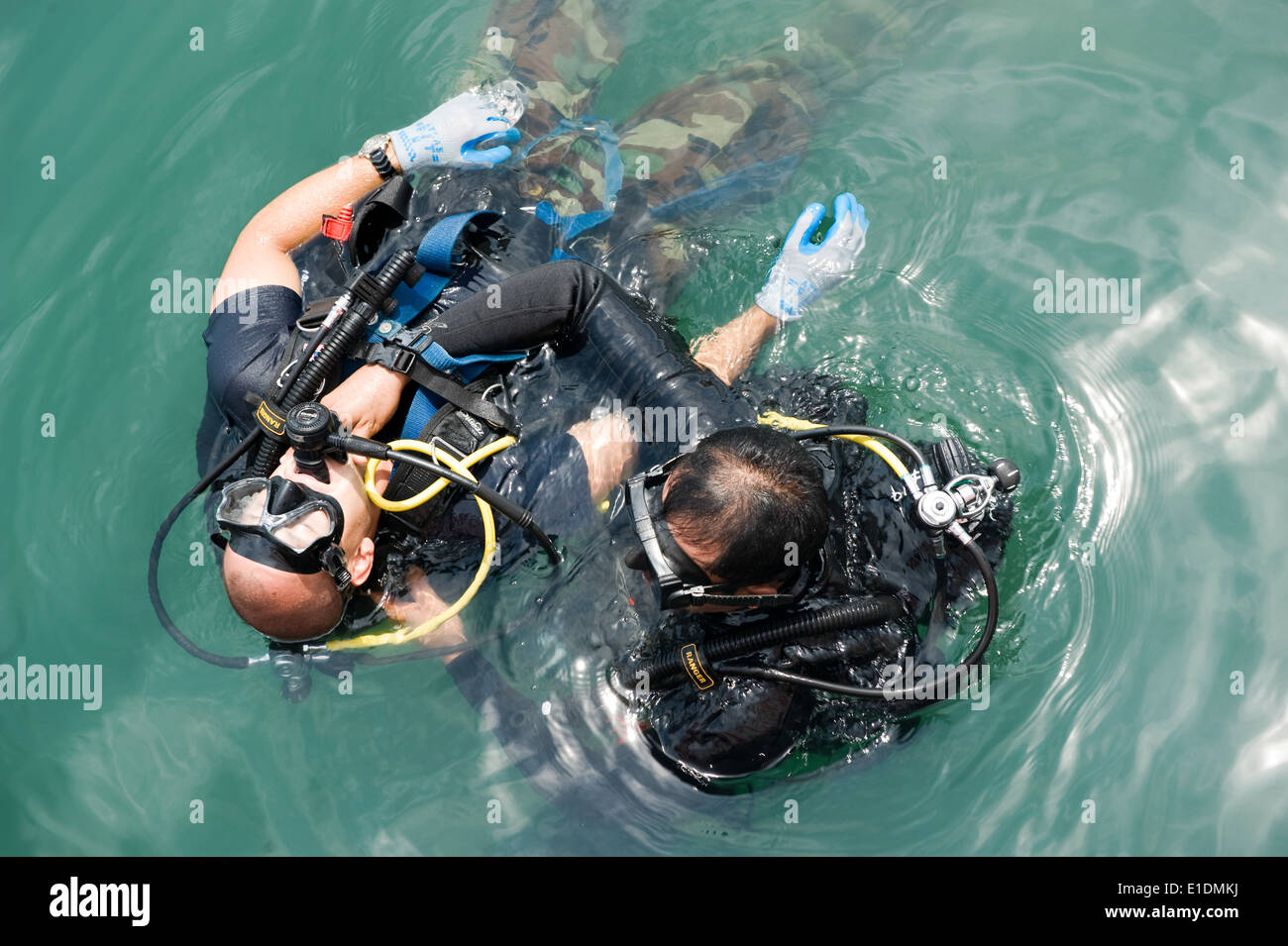 Southcom u s navy diver 2nd class jason hatch hi-res stock photography ...