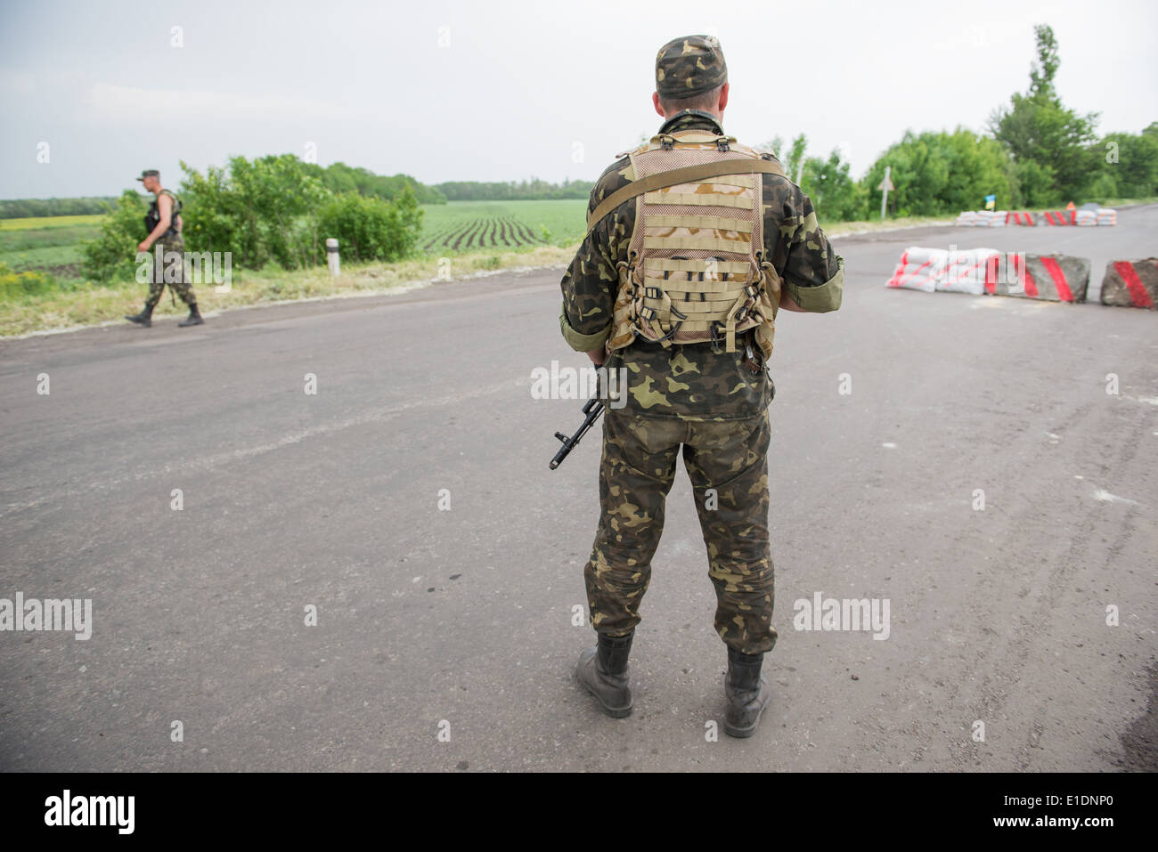 Russian soldiers checkpoint in ukraine hi-res stock photography and ...