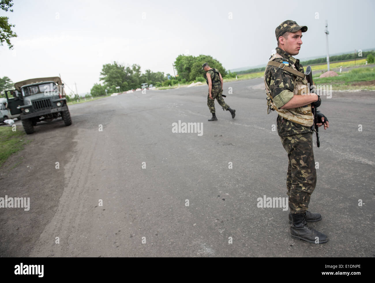 Russian soldiers checkpoint in ukraine hi-res stock photography and ...