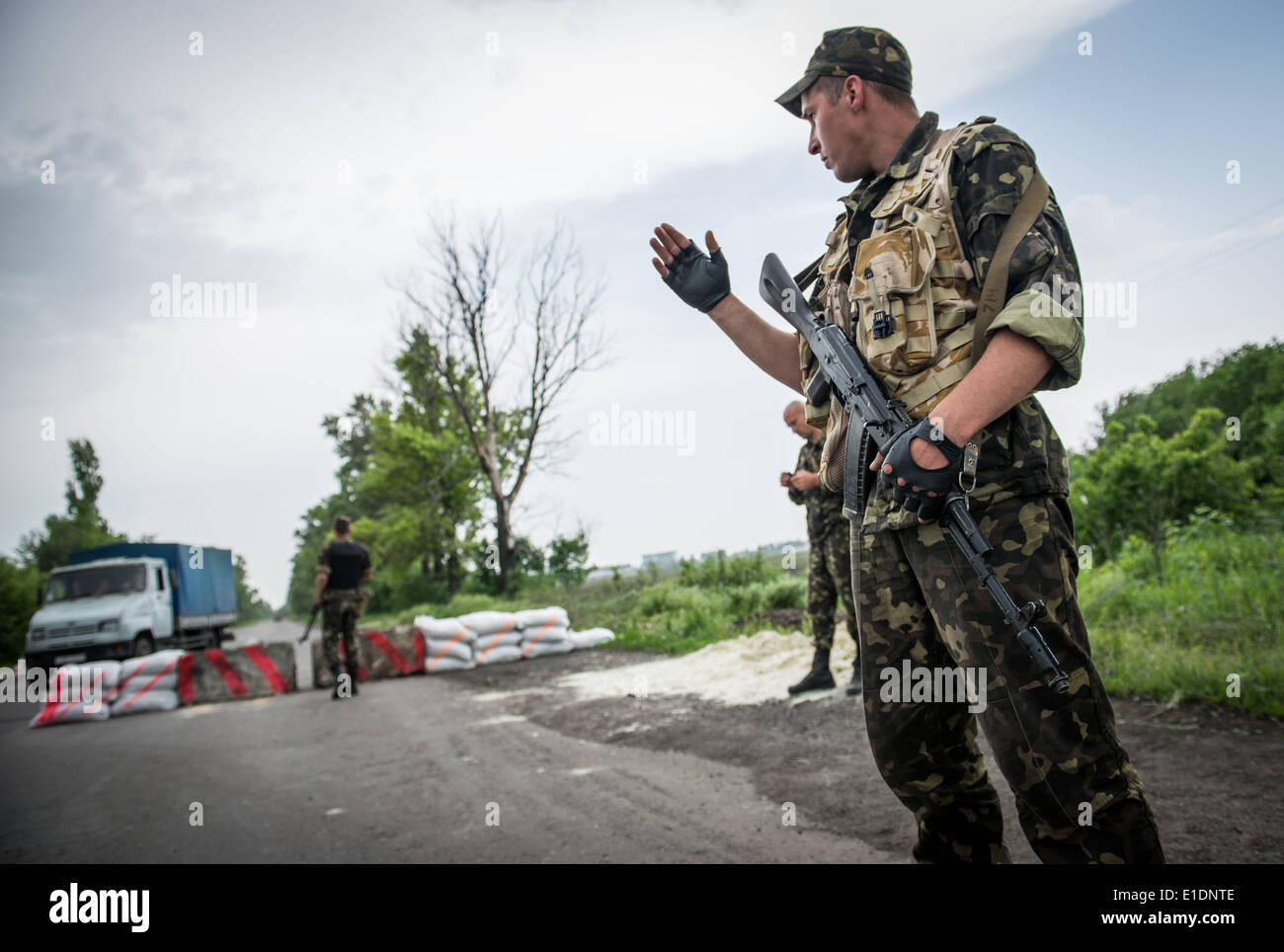 Russian soldiers checkpoint in ukraine hi-res stock photography and ...