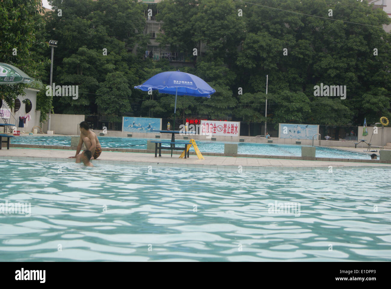 People in the swimming pool to swim Stock Photo - Alamy