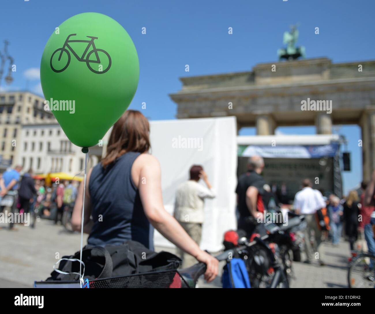 Berlin, Germany. 01st June, 2014. Cyclists stand at the Brandenburg ...