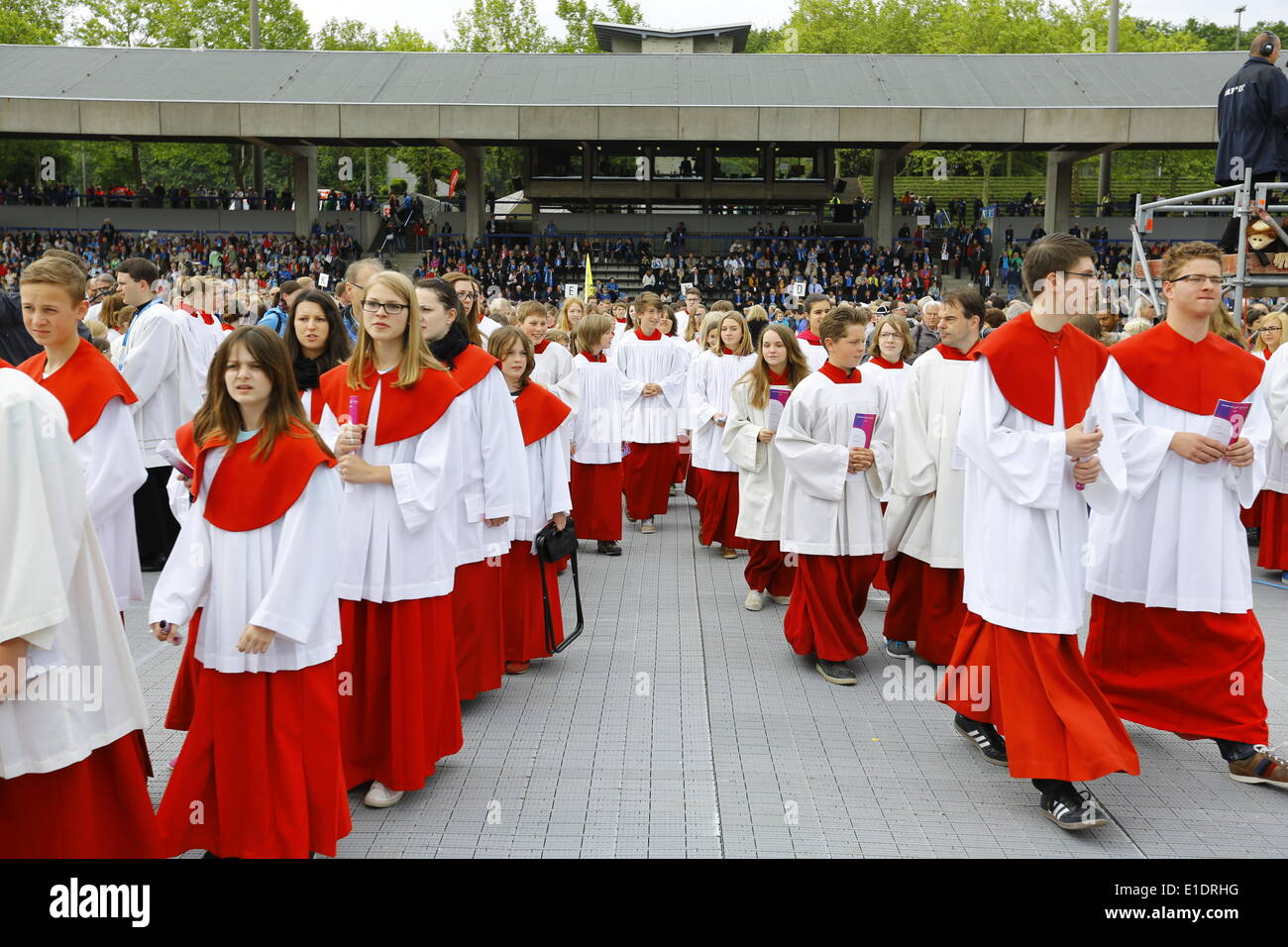 Regensburg, Germany. 1st June 2014. The altar servers process into the ...