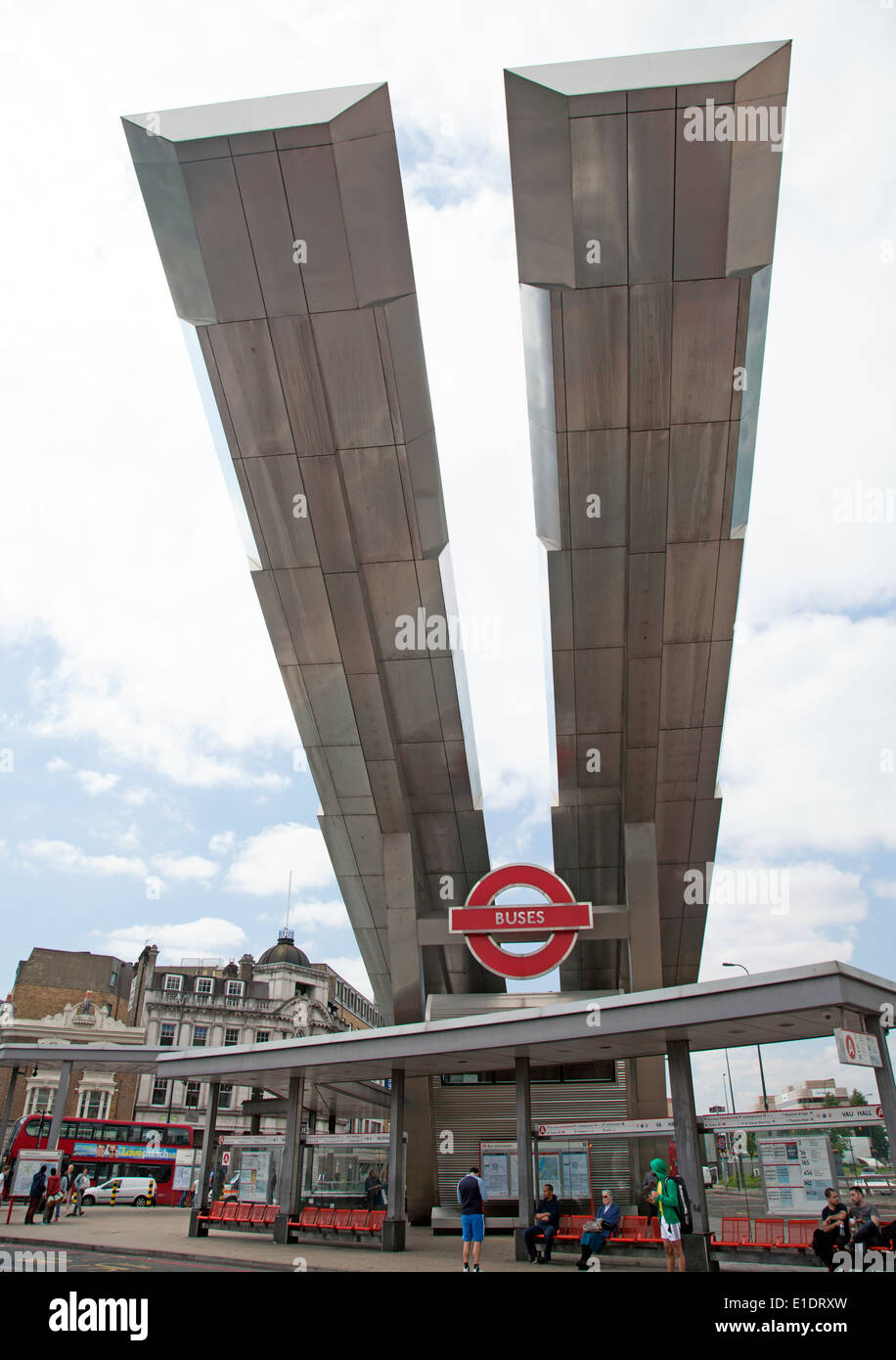 London buses roundel hi-res stock photography and images - Alamy