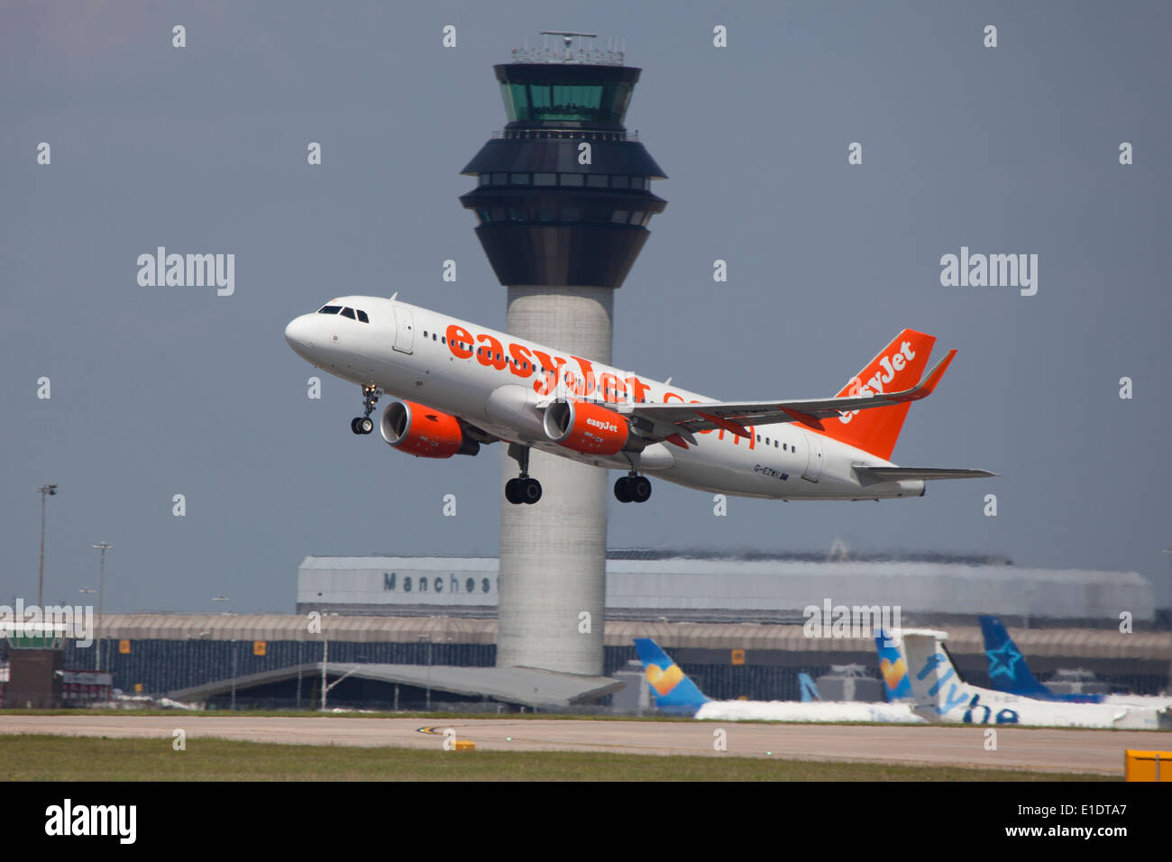 Easyjet airbus a320 hi-res stock photography and images - Alamy
