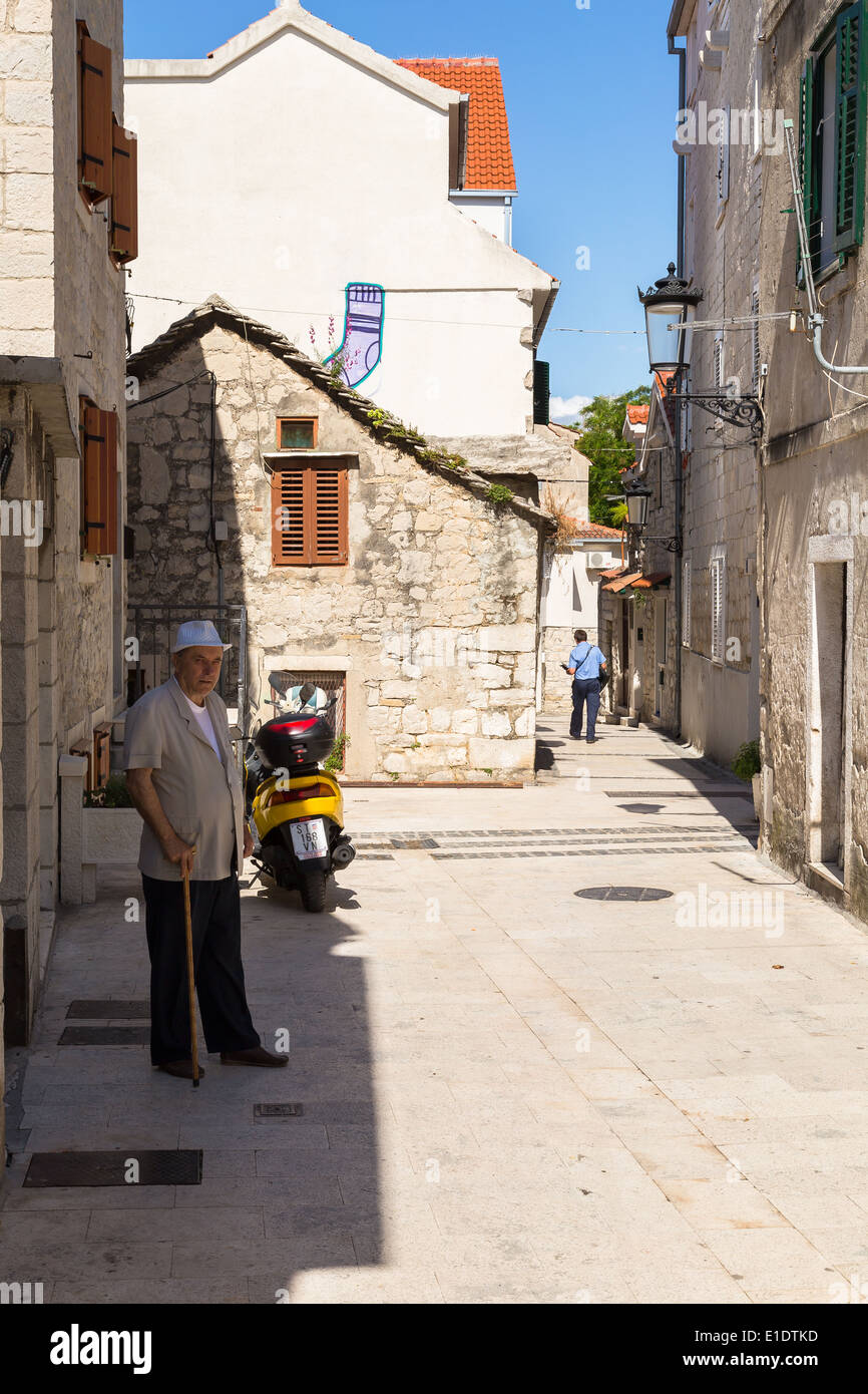 Shaded backstreet hi-res stock photography and images - Alamy
