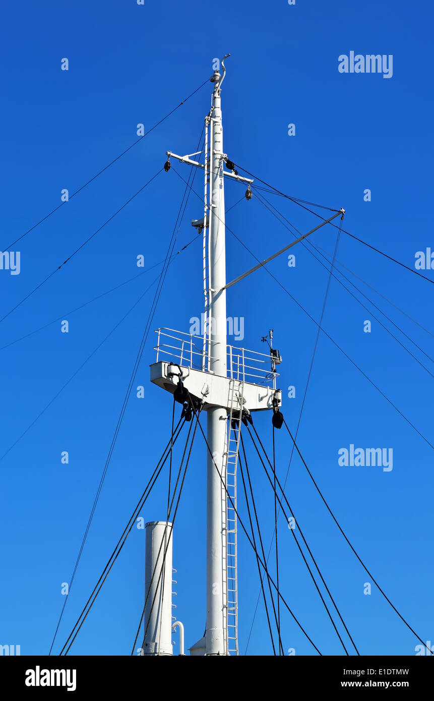 Mast boom rigging hi-res stock photography and images - Alamy