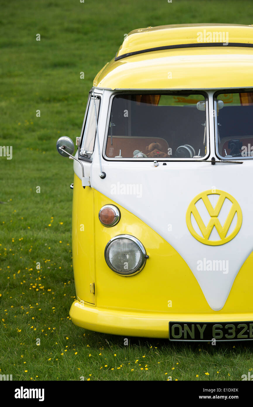 1967 Yellow white VW Split Screen Volkswagen camper van in a field ...