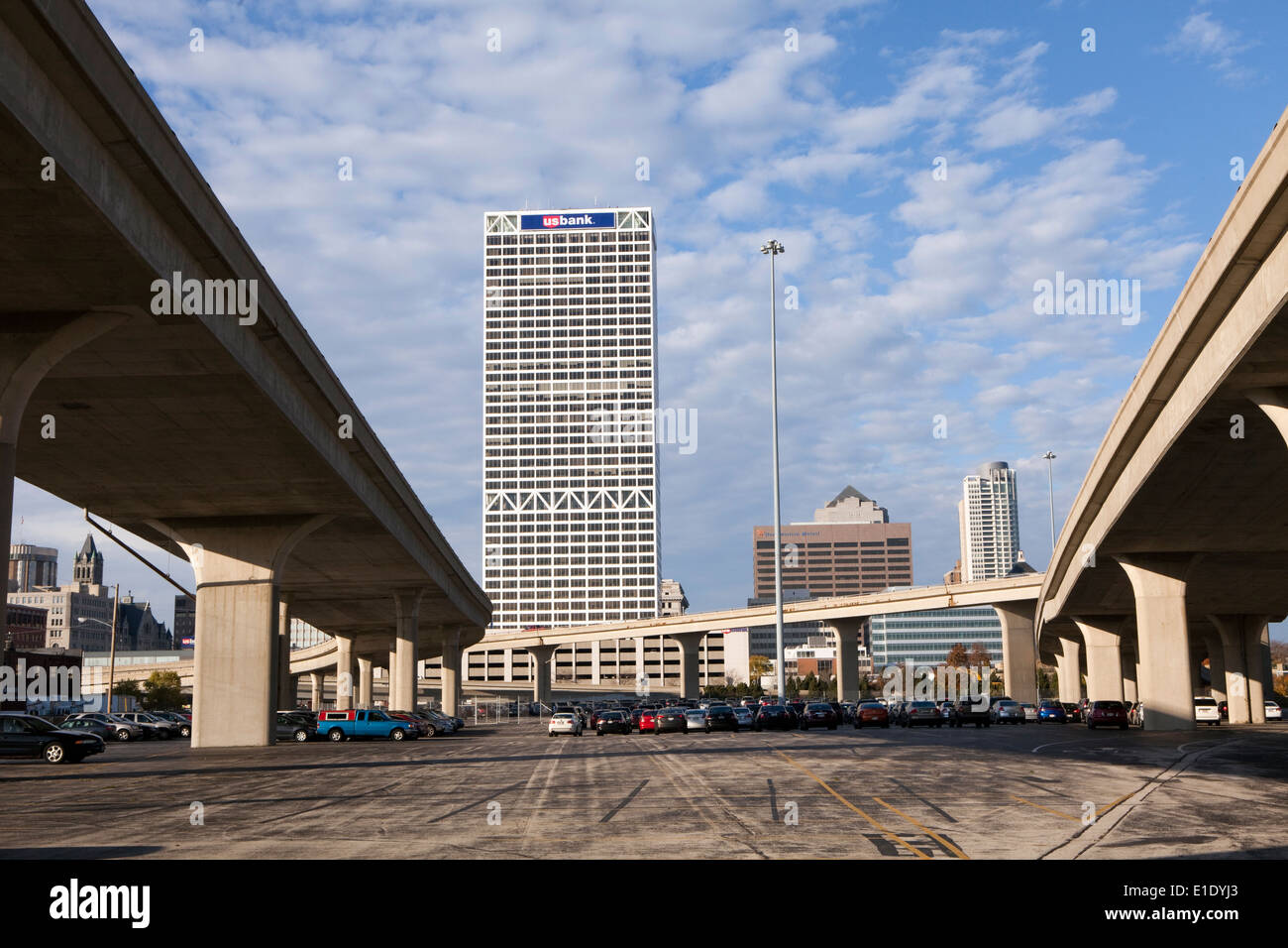 A view of the US Bank building in Milwaukee, Wisconsin Stock Photo - Alamy