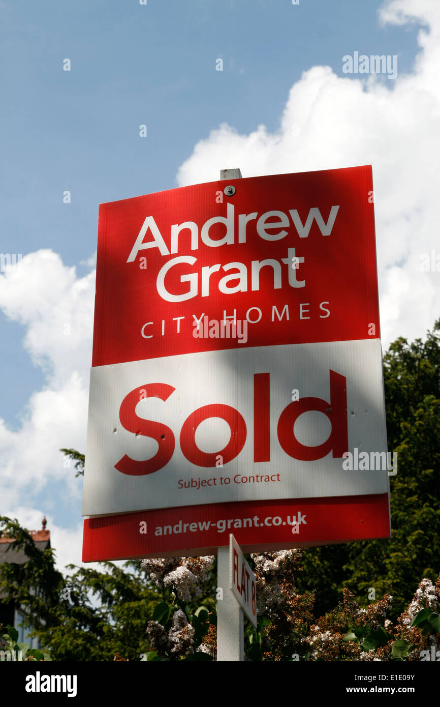 Estate agents sold sign hi-res stock photography and images - Alamy