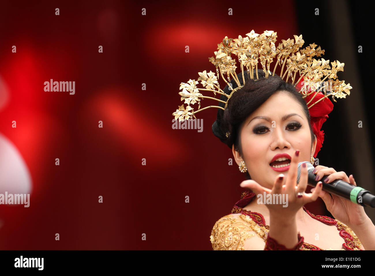 London, UK. 31 May 2014. A music artist from Java performs at Trafagar ...