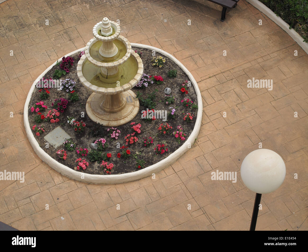 a water feature in the center of a garden Stock Photo - Alamy