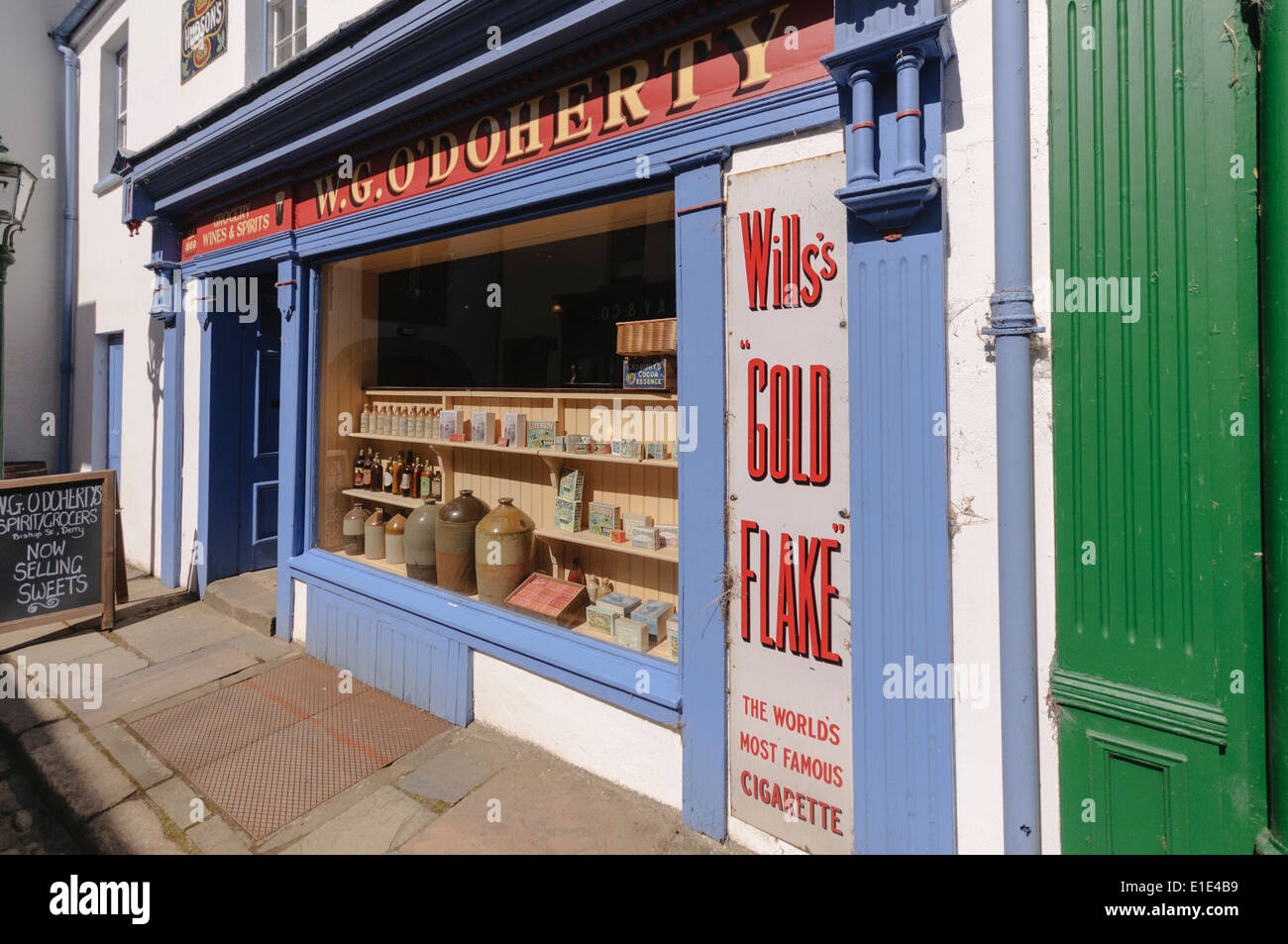 Old fashioned grocers shop hi-res stock photography and images - Alamy
