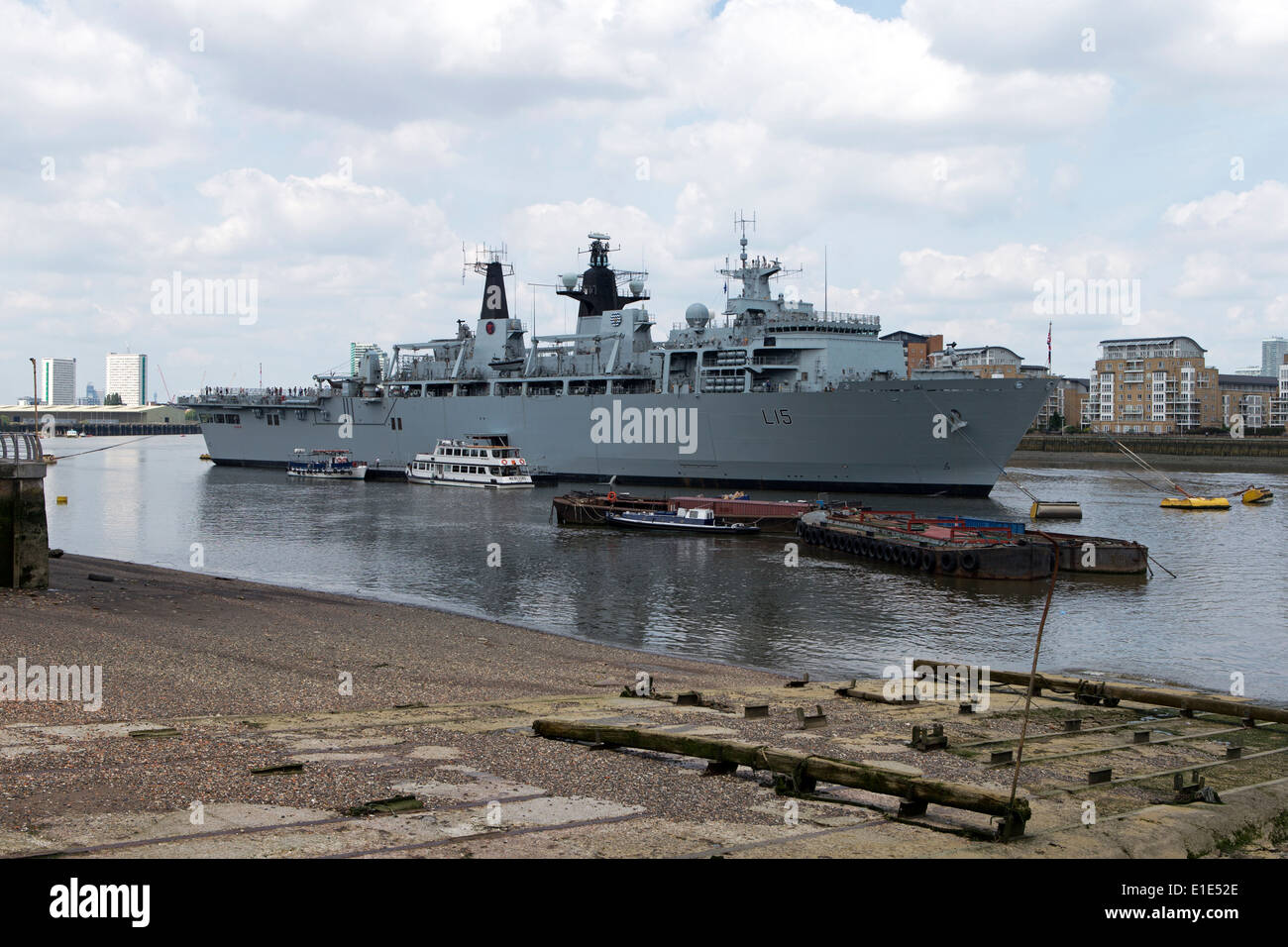 Royal navy assault ship hms bulwark hi-res stock photography and images ...