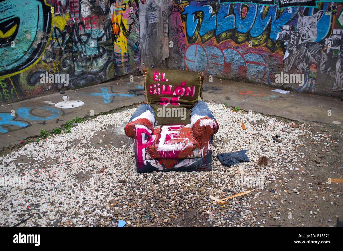 Street art installation hi-res stock photography and images - Alamy