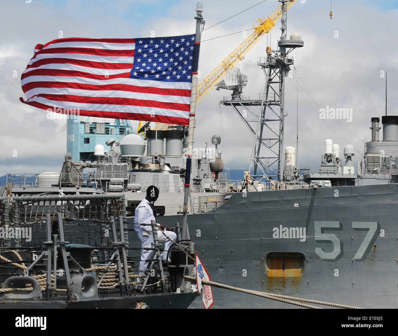Guided missile frigate uss crommelin ffg 37 hi-res stock photography ...