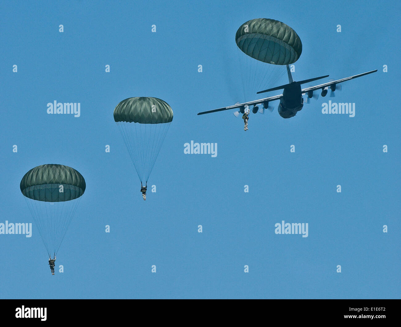 Parachute drop hi-res stock photography and images - Alamy