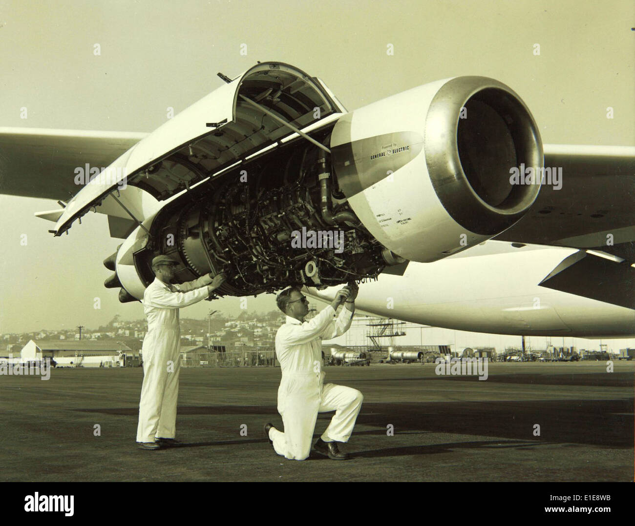 The Convair 880 was a turbojet-powered airliner developed by Convair in ...