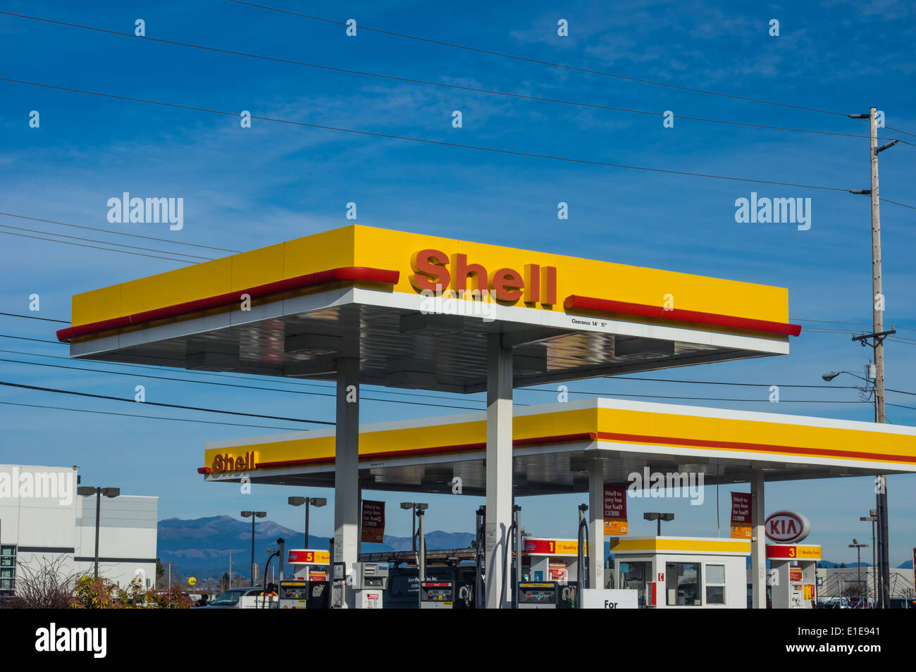 Shell signage hi-res stock photography and images - Alamy