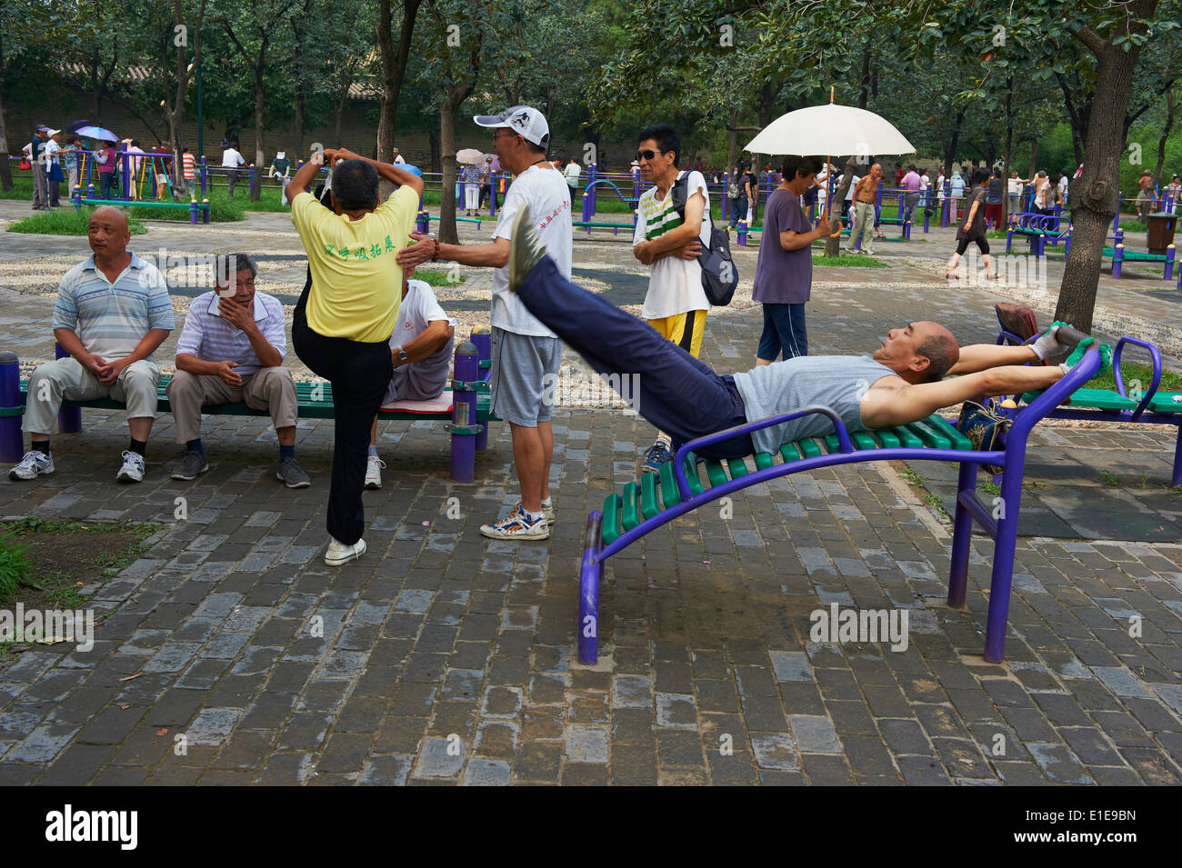 China, Beijing, morning gymnastic in the Temple of Heaven park Stock ...