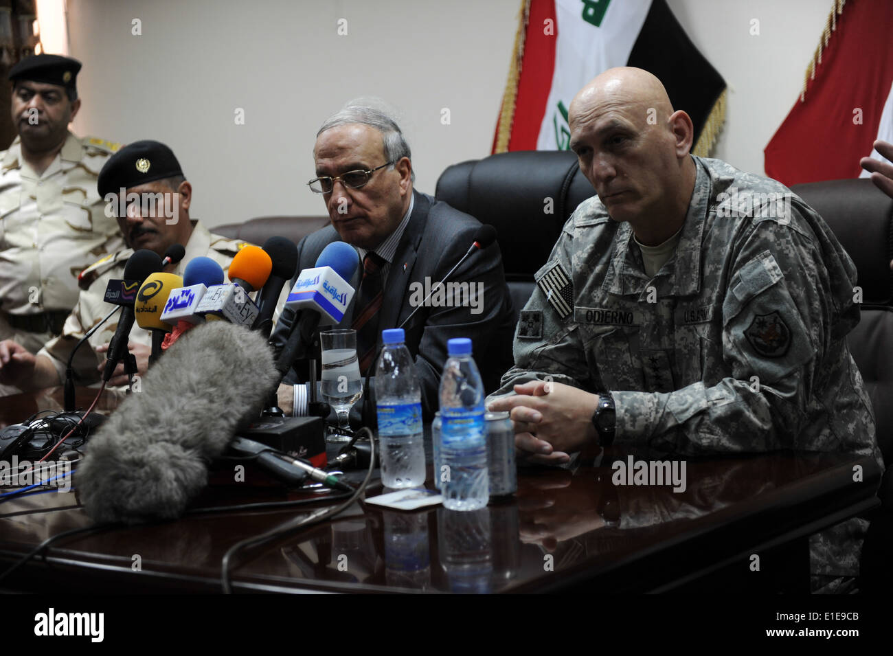 2010 u s soldiers with the 4th stryker brigade combat team hi-res stock ...