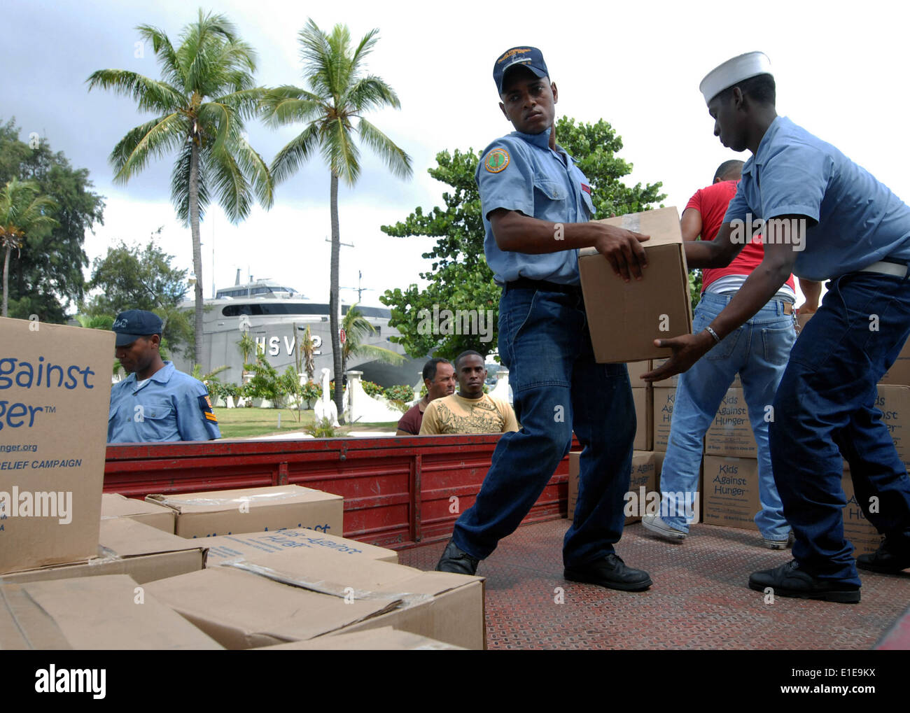Dominican Republic service members load pallets of Project Handclasp ...