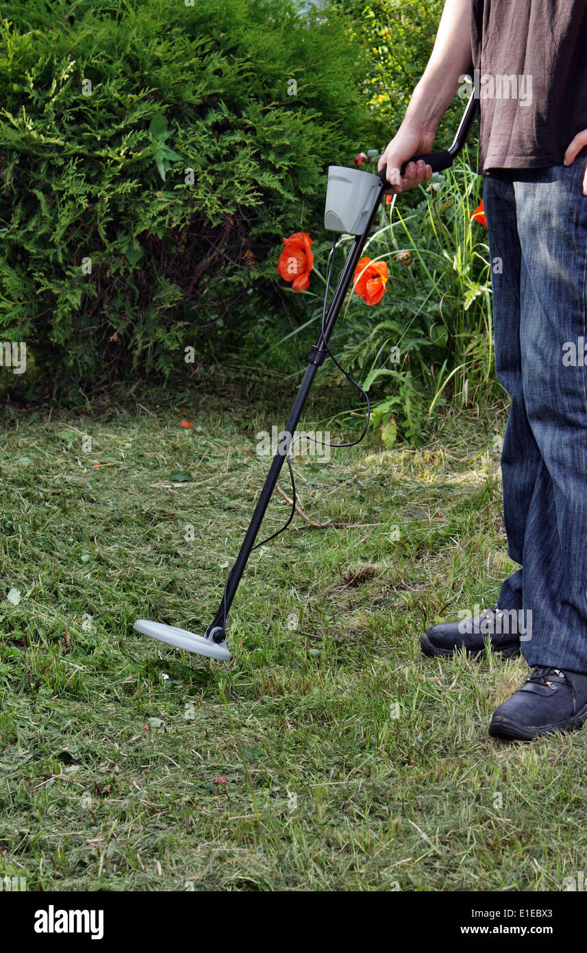 Man exploration treasures in the garden using a metal detector Stock ...