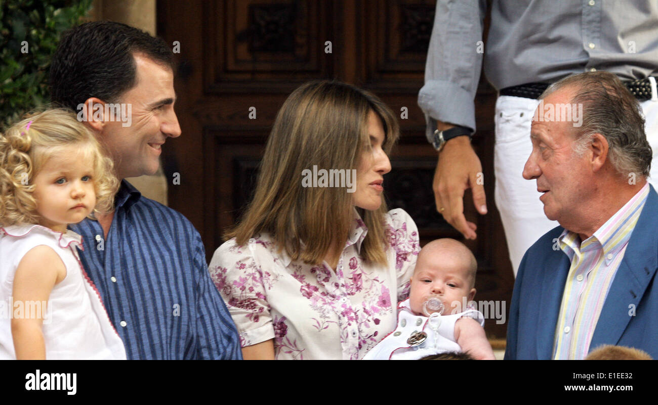 (L-R) Crown Prince Felipe of Spain, first-born daughter Princess Leonor ...