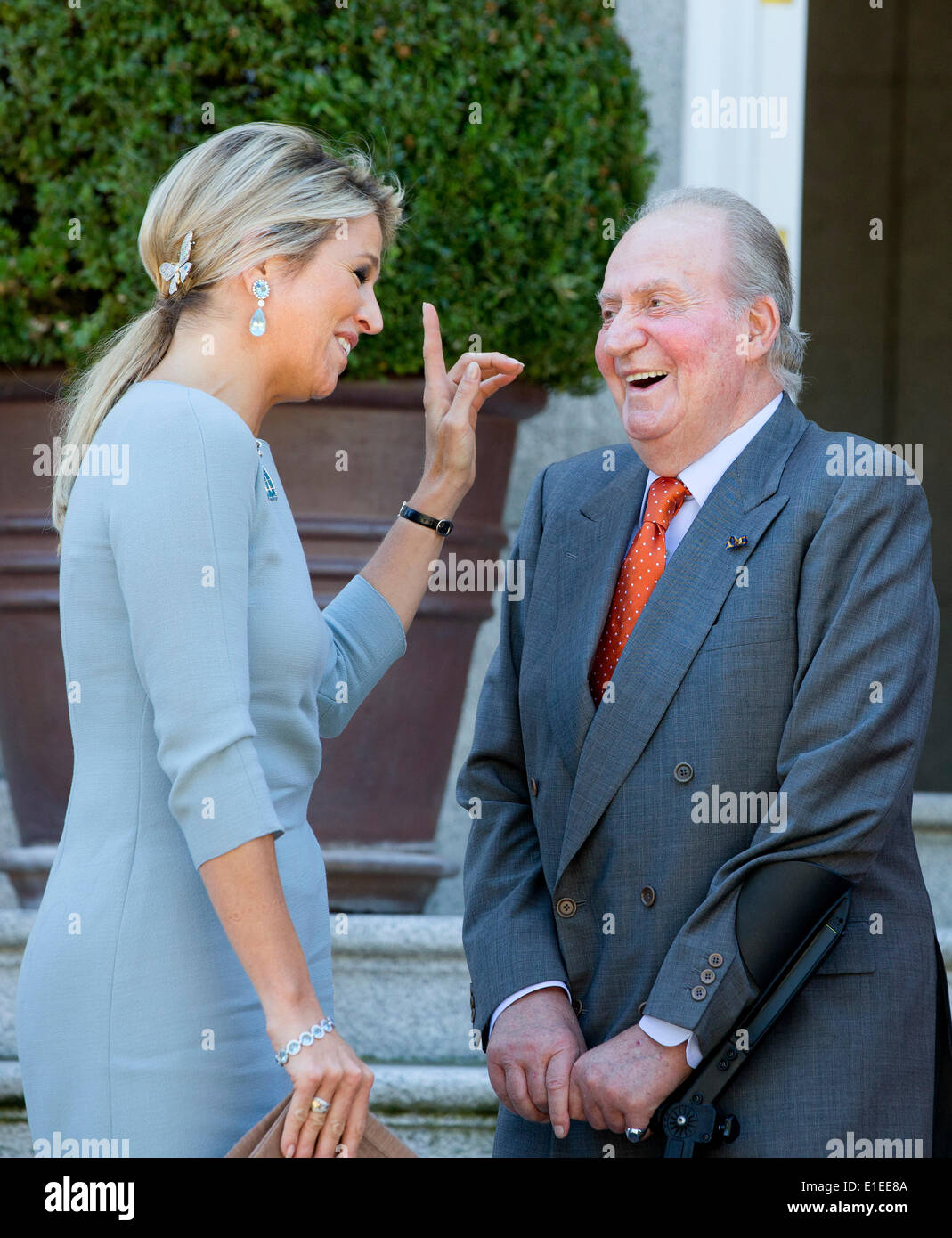 Spanish King Juan Carlos chats with Dutch Queen Maxima before a ...