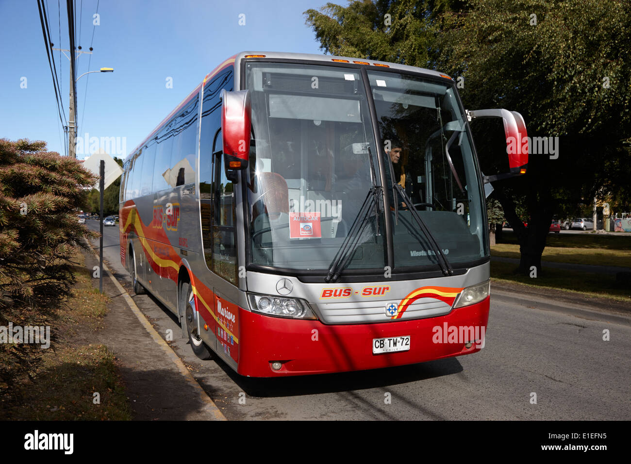Buses wait tourists hi-res stock photography and images - Alamy