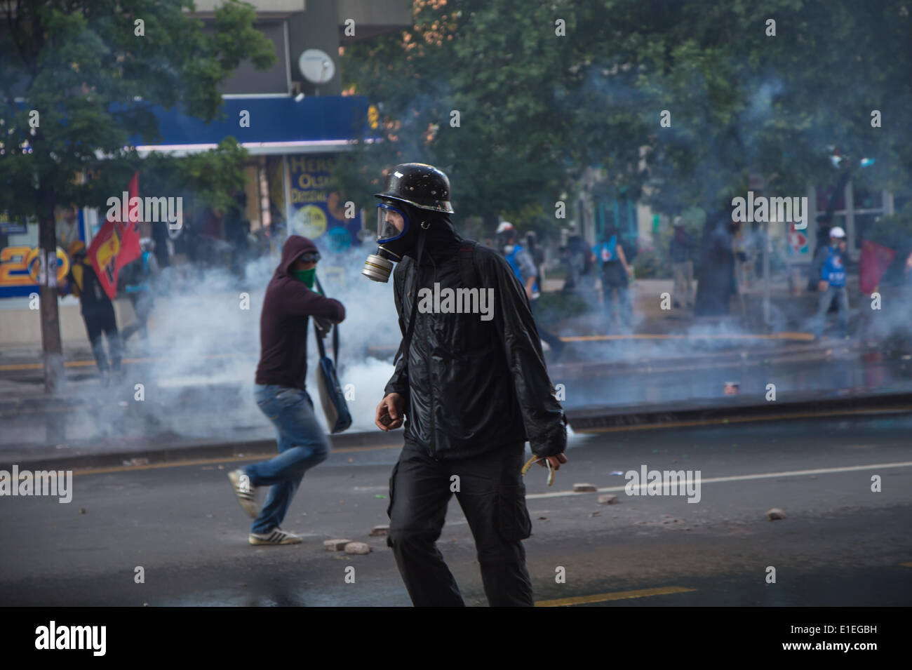 Police riot helmet gas mask hi-res stock photography and images - Alamy