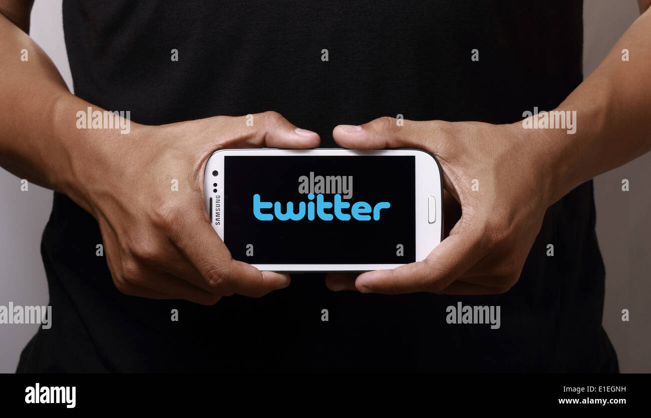 Twitter smartphone mobile phone screen social Stock Photo - Alamy