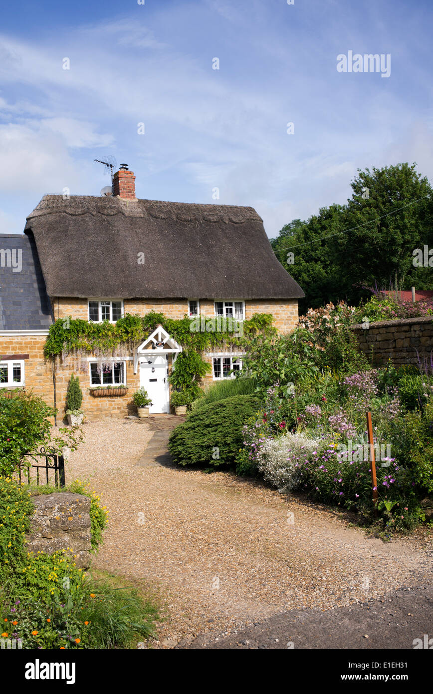 Thatched Cottages in Wroxton. Oxfordshire, England Stock Photo - Alamy