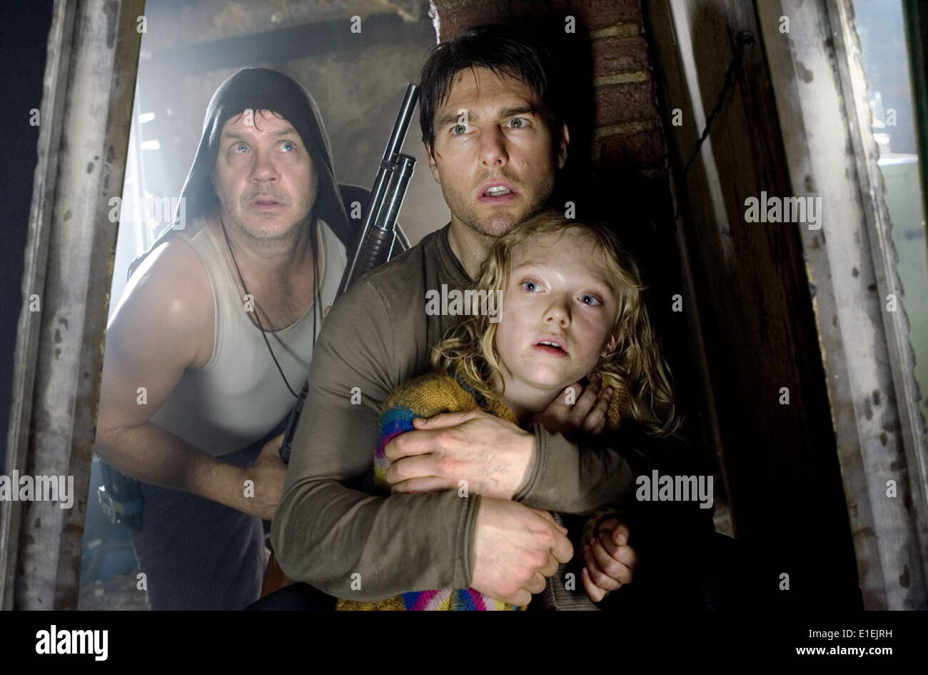 WAR OF THE WORLDS (2005) TIM ROBBINS TOM CRUISE DAKOTA FANNING STEVEN ...